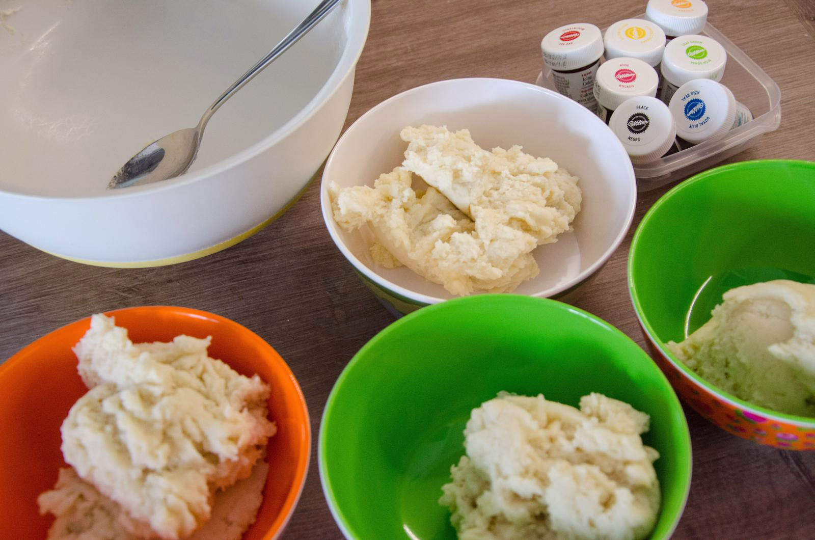 Knete selber machen - ein kunterbunter Kinderspaß - limango Magazin